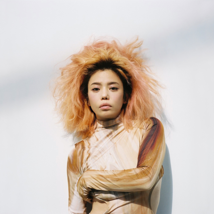 Charaデビュー30周年イヤーがスタート。HIMIとの初共作楽曲「私を離さないで」をタイトルにしたライブを発表 | EYESCREAM