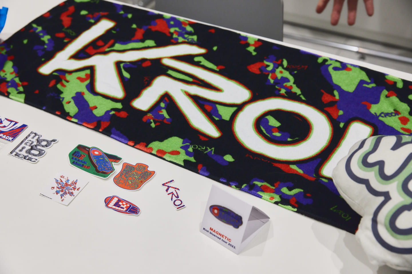 Kroi Official Goods 対談：長谷部悠生 × Piggy bank Tour「“Magnetic” BLUE / RED」に向けて | EYESCREAM