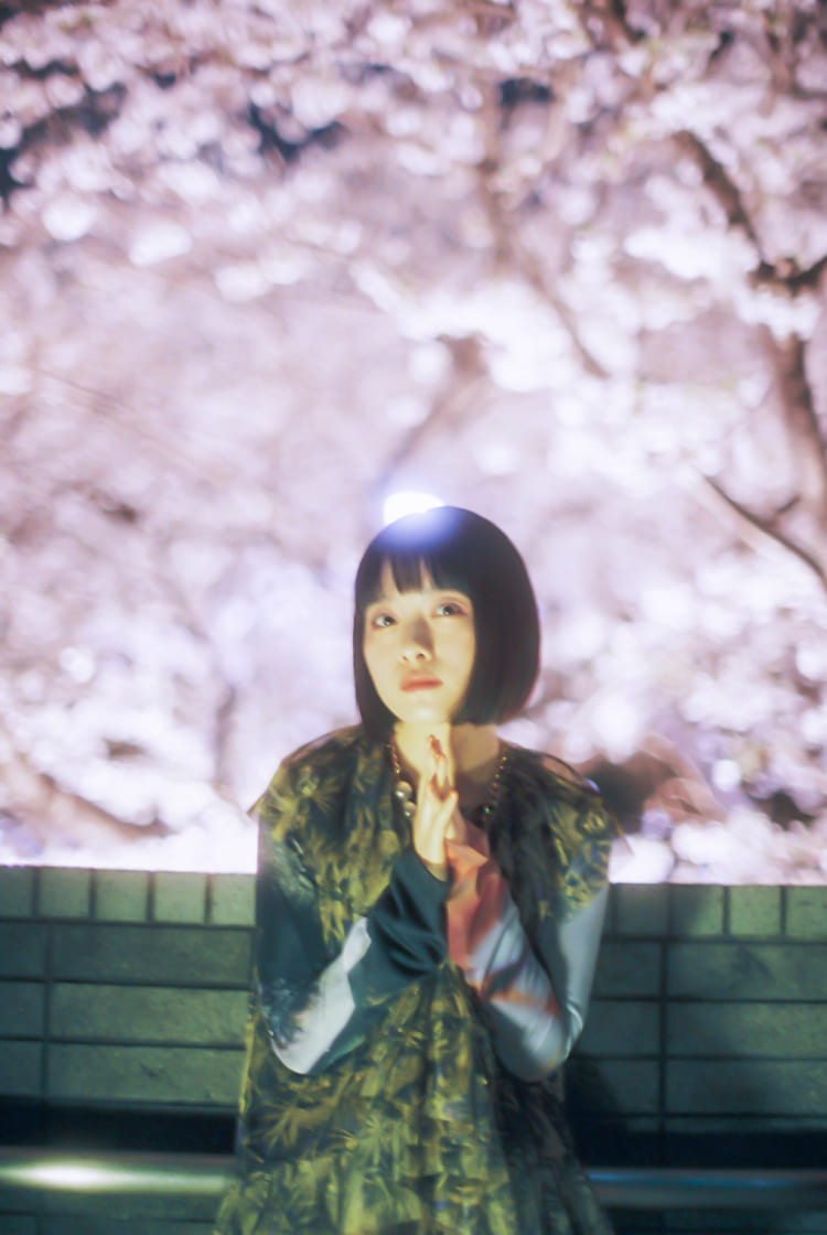 Interview：TOMOO New Single「夢はさめても」で記した 上辺を超えた先に見えるもの | EYESCREAM