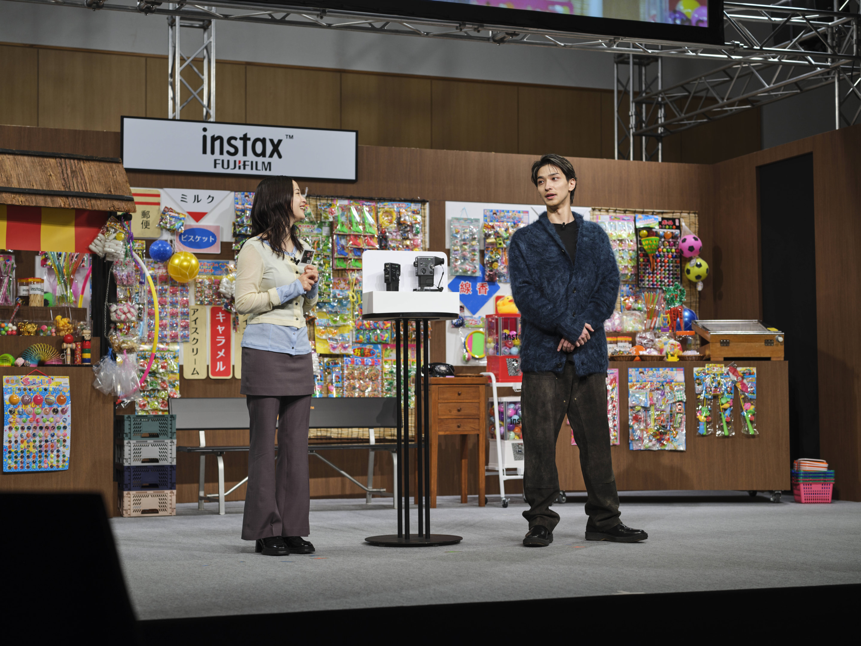 富士フイルム「instax mini Evo Cinema™」登場、動画とプリントが融合した新体験。新製品発表会には、俳優の広瀬すずと横浜流星 ...